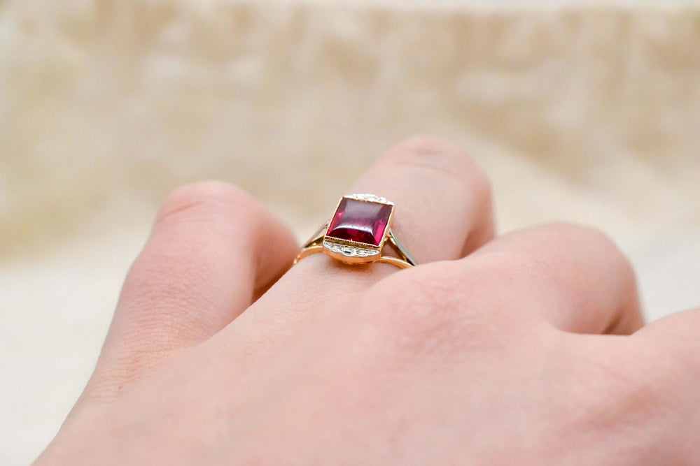 Bague Art Déco Pierre rouge I Bijoux Anciens en Or I Noir Carat