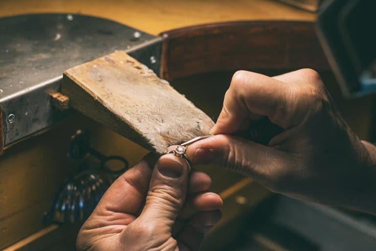 Lapidaire : l'art de créer des bijoux uniques - Noir Carat
